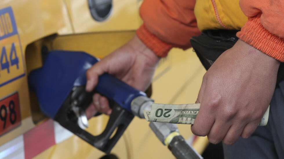 Ecuador busca reducir los subsidios al combustible y sube el precio de la gasolina un 10% - Economía